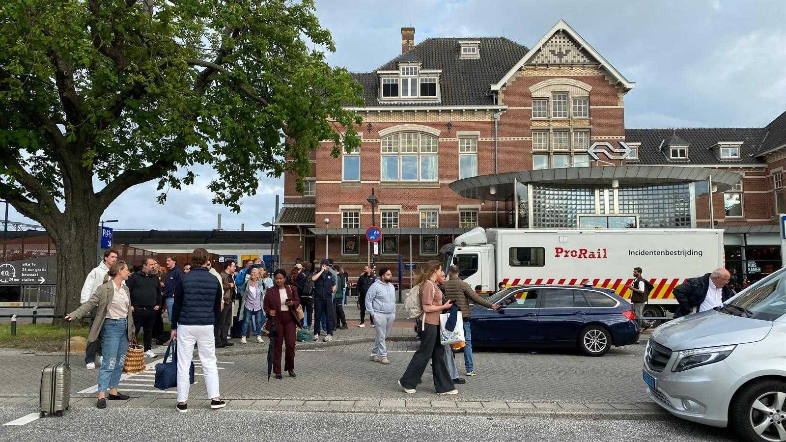 Reizigers urenlang vast in stilstaande trein door brand bij Woerden ...
