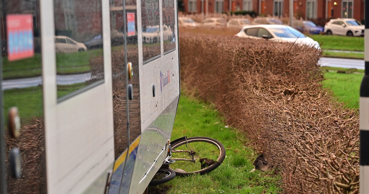 Fiets belandt onder tram na botsing in Den Haag | 112 nieuws Den Haag ...