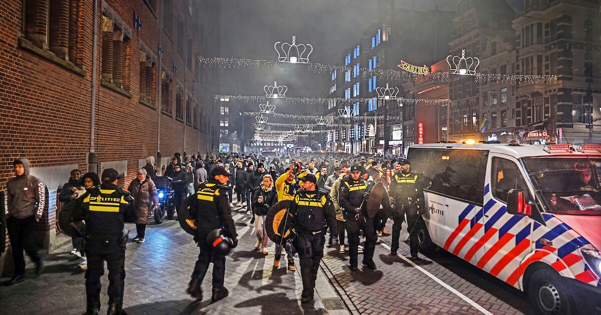 Verdachte rellen Amsterdam meldt zich na tonen beelden, politie heeft ...