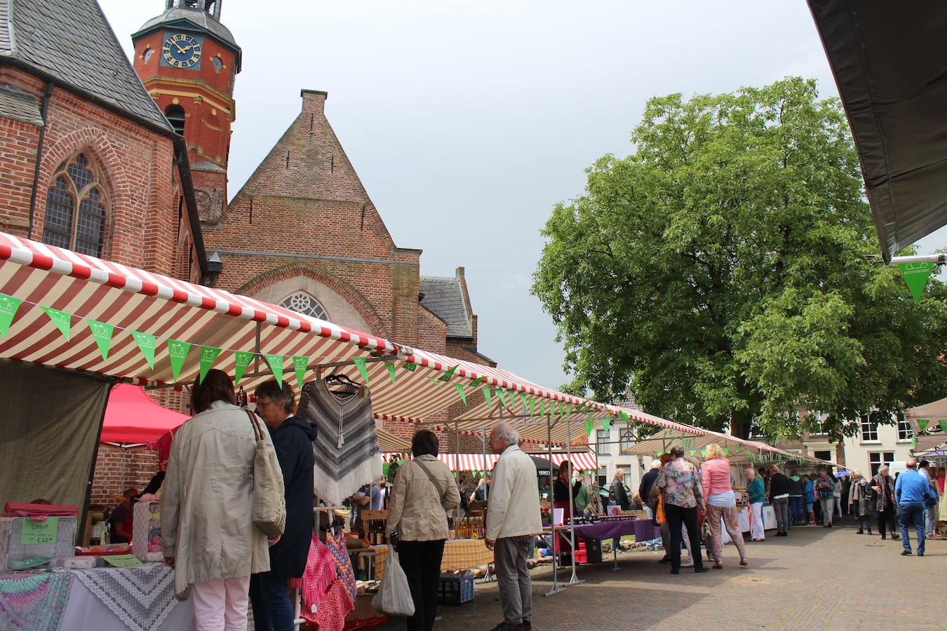 BetuwsBuren viert jubileum met streekmarkt in Buren | Foto | AD.nl
