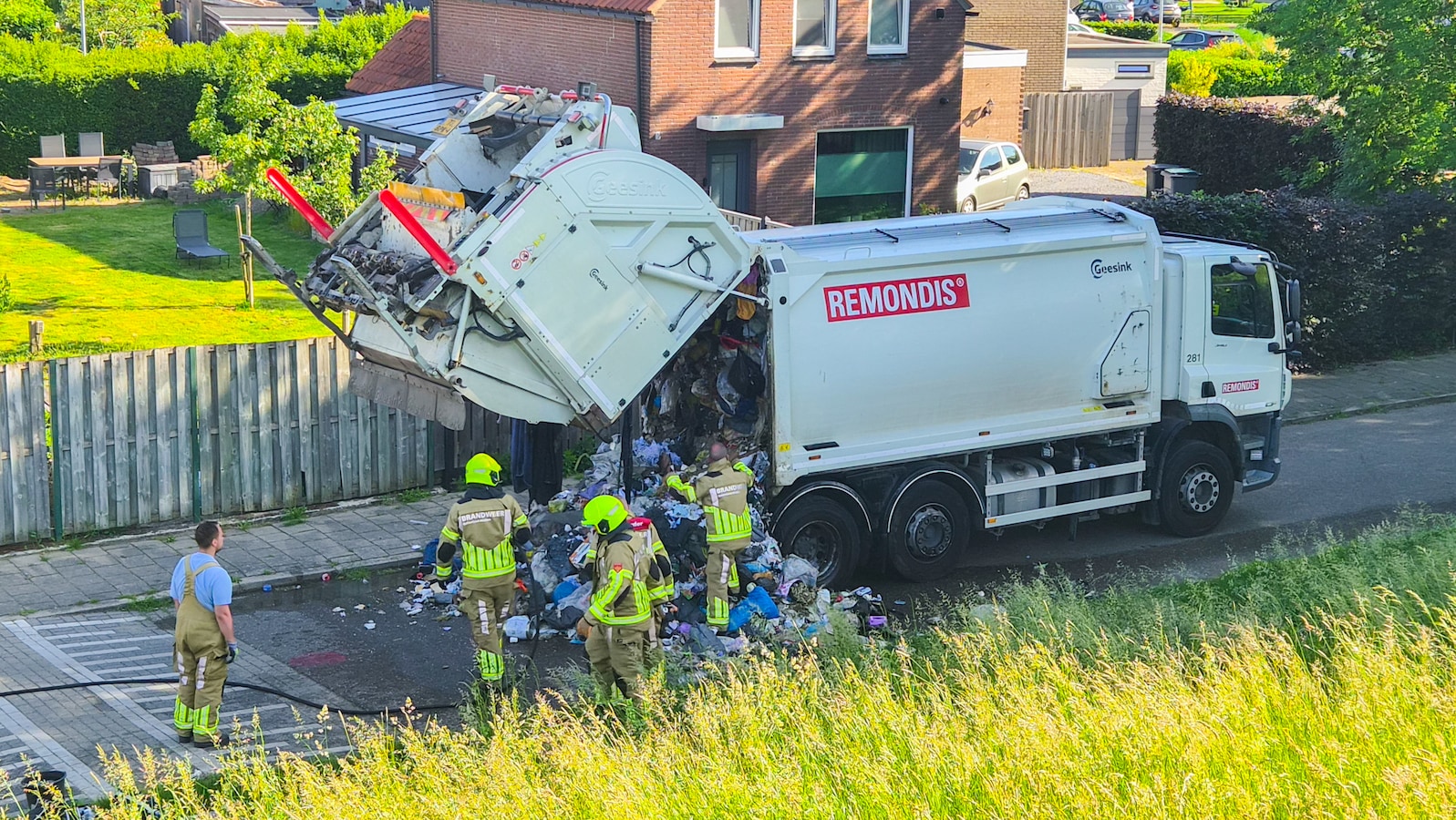 Lading afval vat vlam in vuilniswagen | Foto | AD.nl
