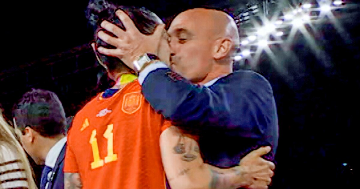 Spaanse bondsvoorzitter Luis Rubiales weigert op te stappen na kus aan ...