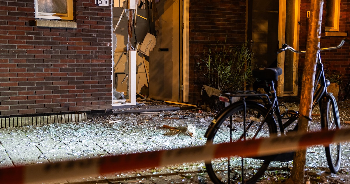 Explosie veroorzaakt enorme schade aan woning aan de Mathenesserstraat ...