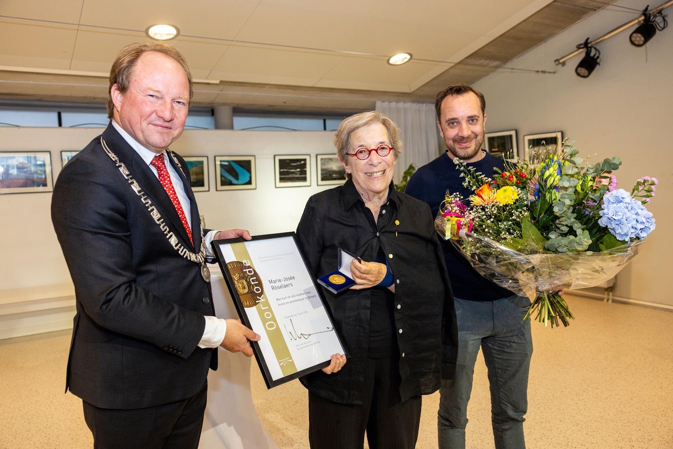 Erepenning voor kunstambassadeur Marie-Josee Röselaers | Foto | AD.nl