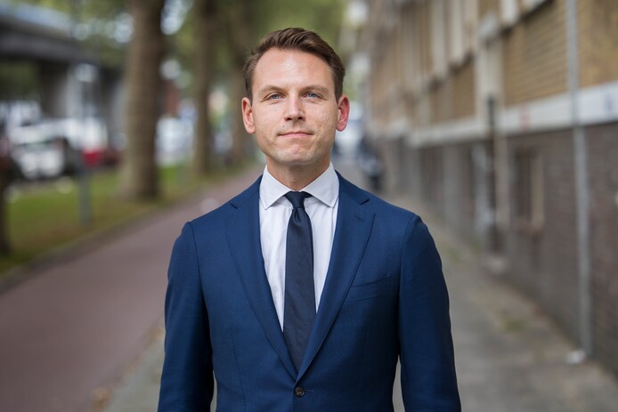 Vraagtekens bij zware straf voor ambtenaren die boekje te buiten gingen ...