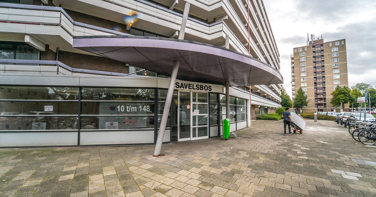 Bankjes weggehaald om hangjongeren te weren, gevolg is blowende en ...