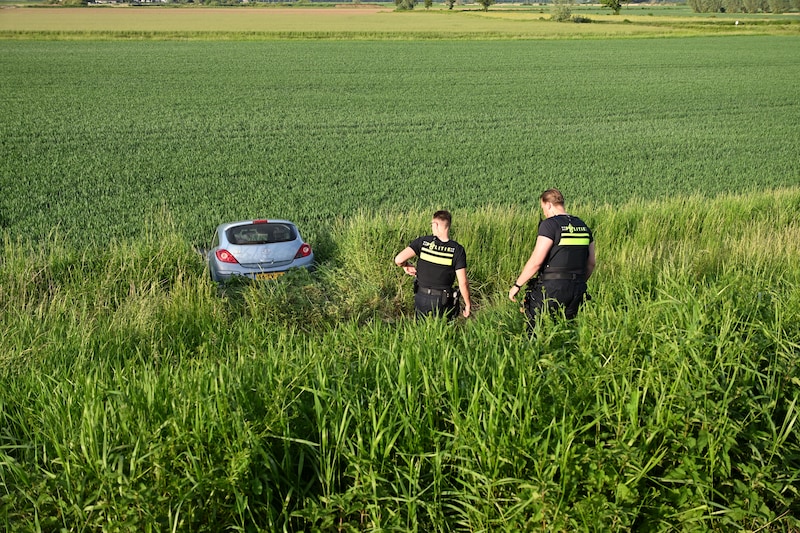Auto rijdt van de dijk af en ‘verdwijnt’ in weiland | Regio | AD.nl