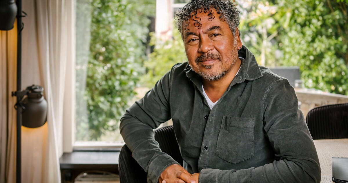 Hank dacht dat hij een Papoea was, tot hij na zijn vaders dood een ...