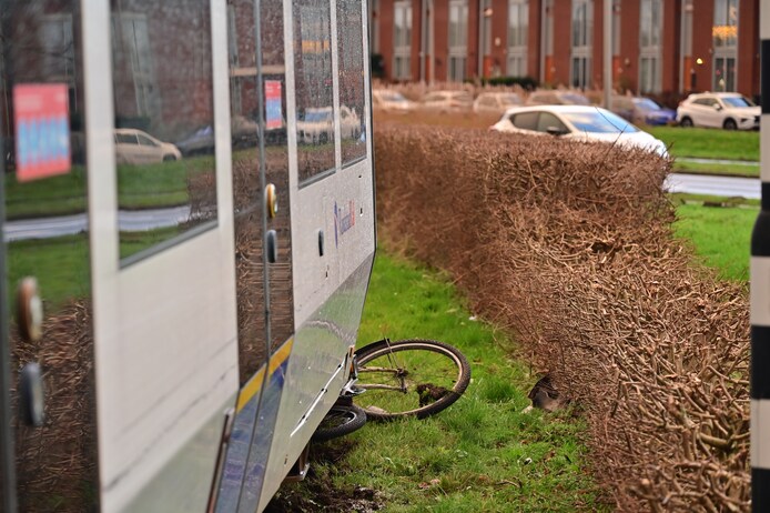 Fiets belandt onder tram na botsing in Den Haag | 112 nieuws Den Haag ...