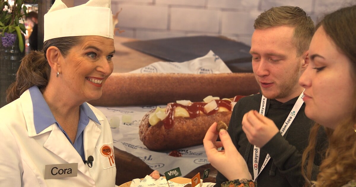 Cora (van Mora) neemt mensen in de maling met frikandel | Koken & Eten ...