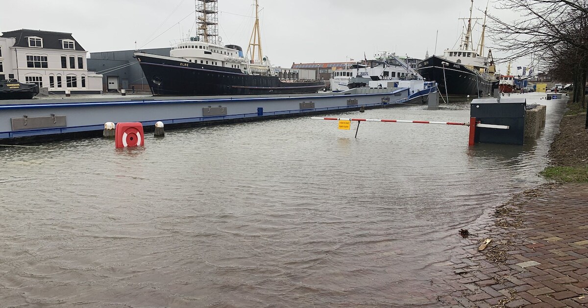 Auto’s mogelijk onder water naast kade, fanfare afgelast vanwege storm ...