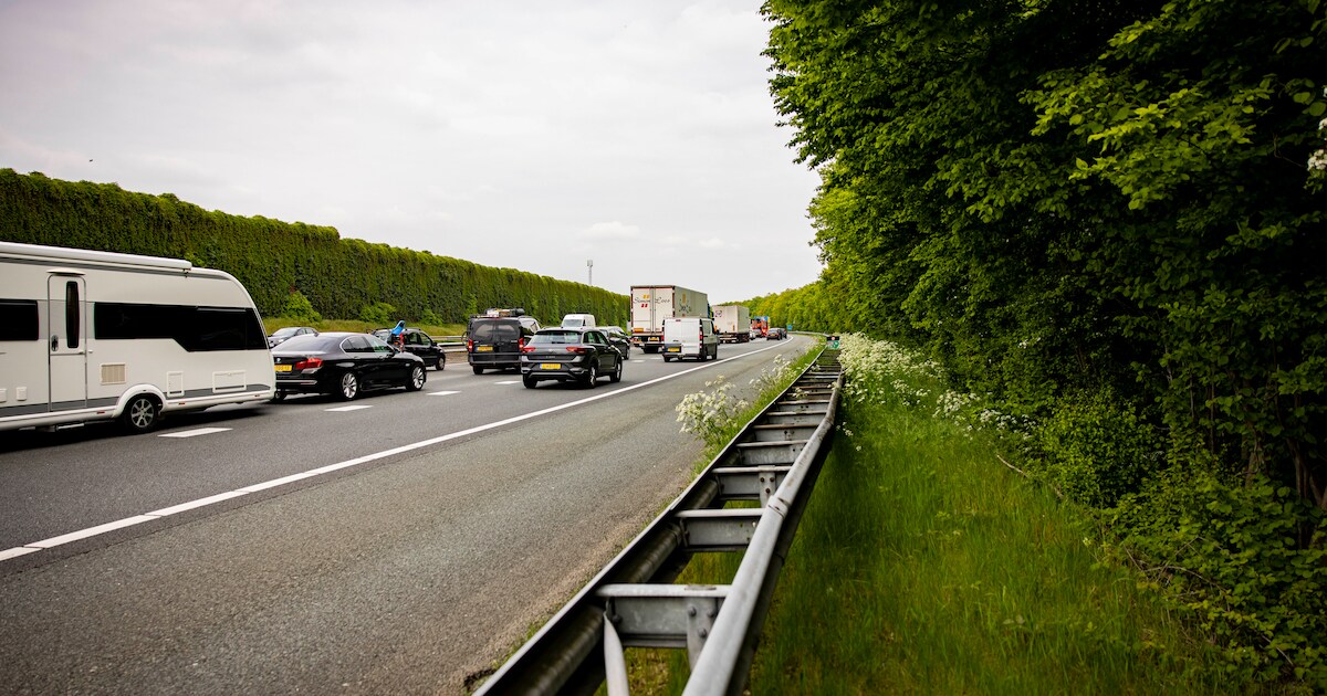 Man raakt onwel in auto op A28 bij Hooglanderveen en wordt gereanimeerd ...