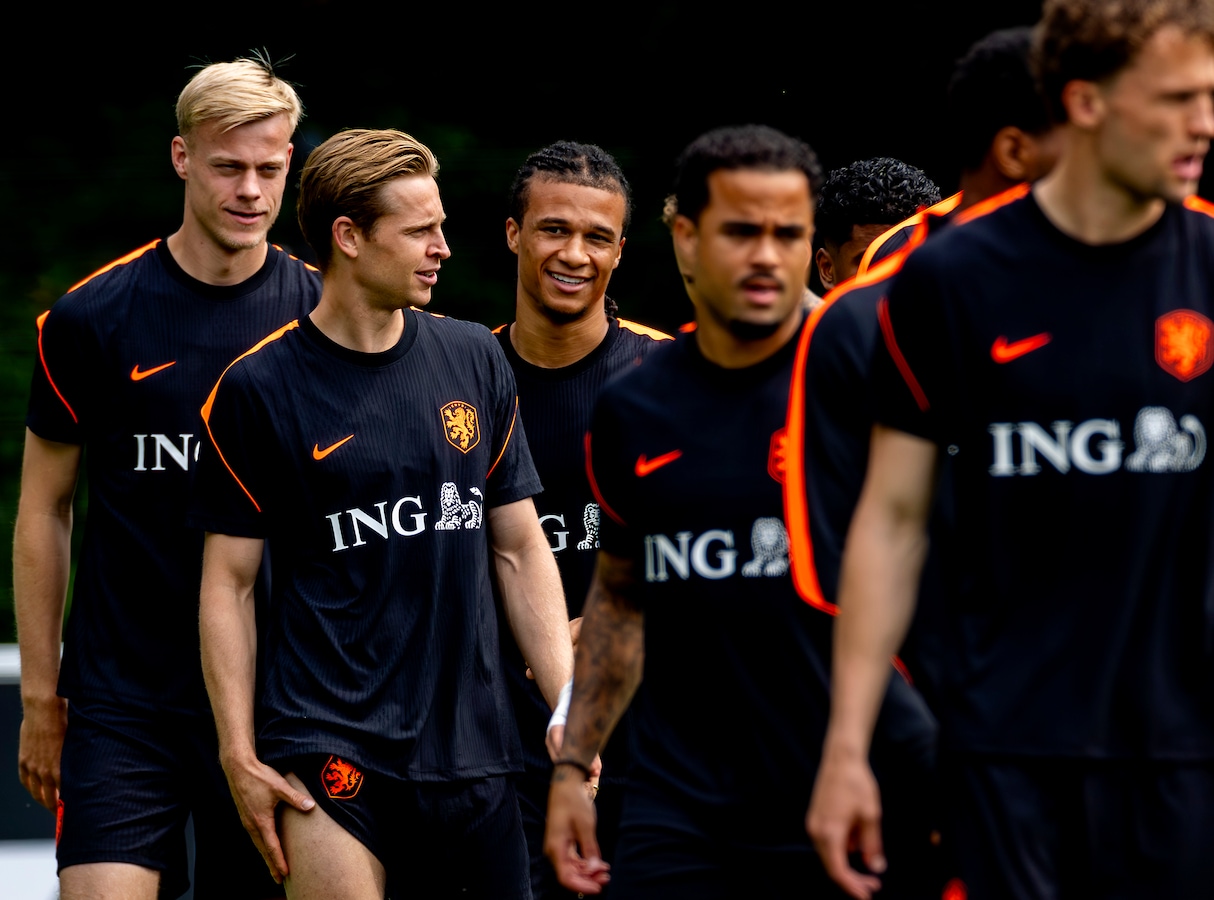 LIVE Oranje | Oranje poseert voor officiële teamfoto, maar één speler ...