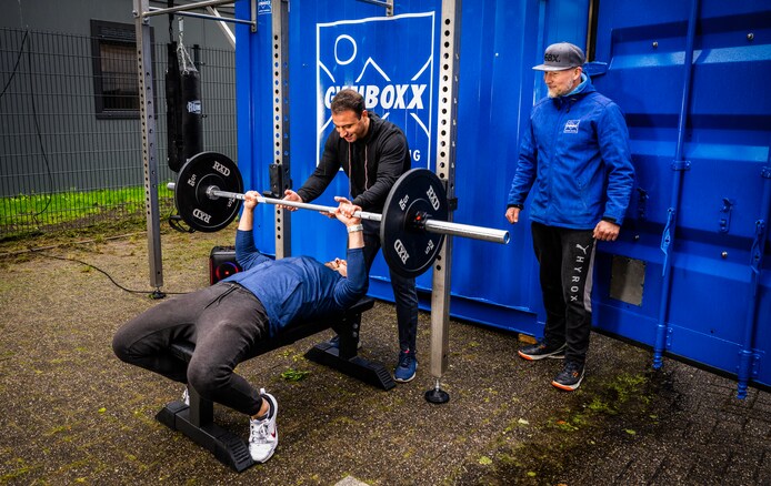 Dankzij Jelle kunnen bewoners van azc lekker buiten sporten: ‘Ze zijn ...