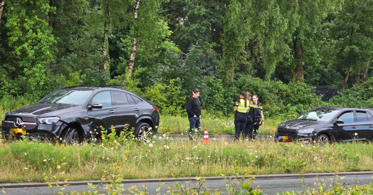 Botsing tussen twee auto’s en een vrachtwagen in Apeldoorn | Apeldoorn ...