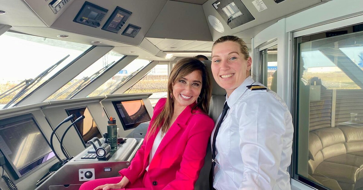 Amerikaanse ambassadeur bezoekt Rotterdamse haven en kruipt zelf achter ...