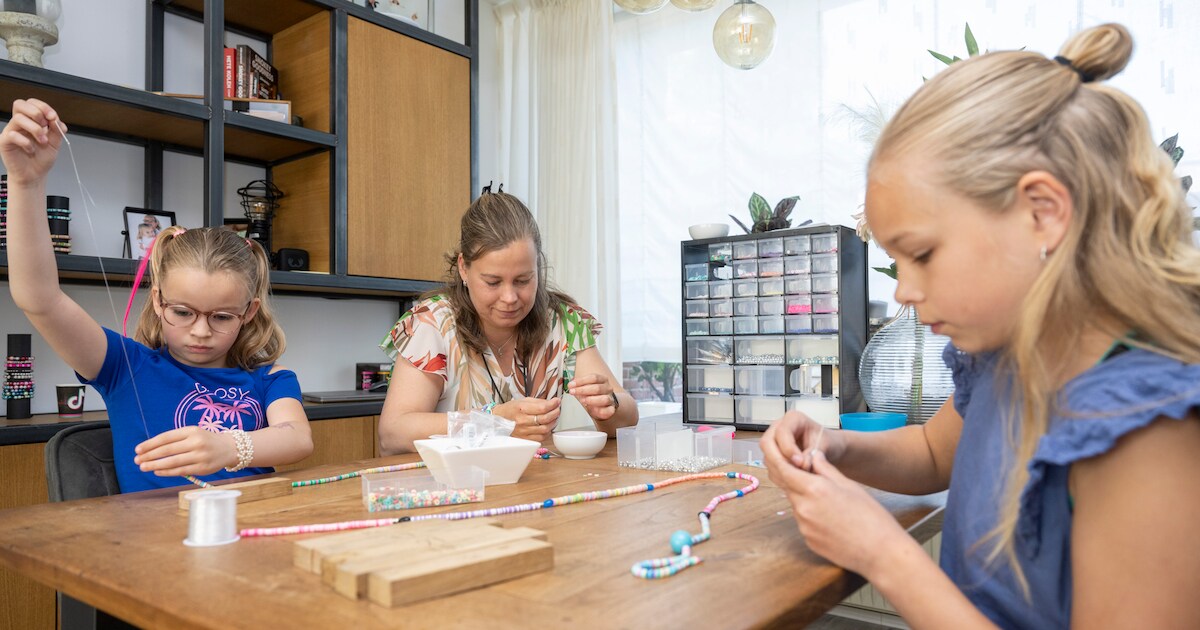 In actie voor hun bijna blinde moeder: Isa (11) en Sara (7) zamelen met ...