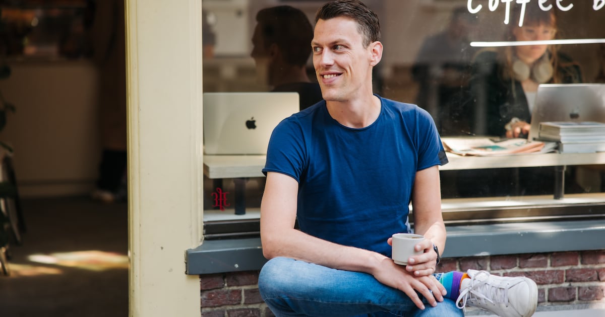 Van piekeren naar positiviteit: auteur Jelle Hermus leert je positief ...