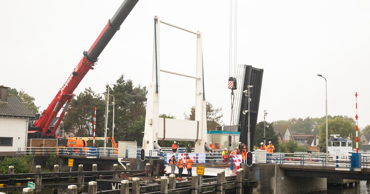 Nét als er een nieuw dek in de Eembrug moet worden getakeld, begint de ...