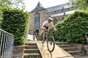 Fietsend door steegjes, dwars door de kroeg en langs pooltafels: dit ...