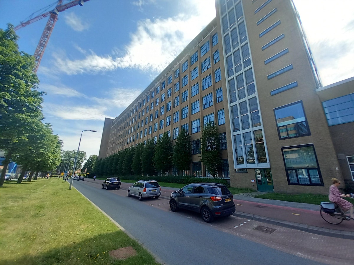 Vrouw valt van trap in gebouw waar liften maanden stuk zijn en moet via ...