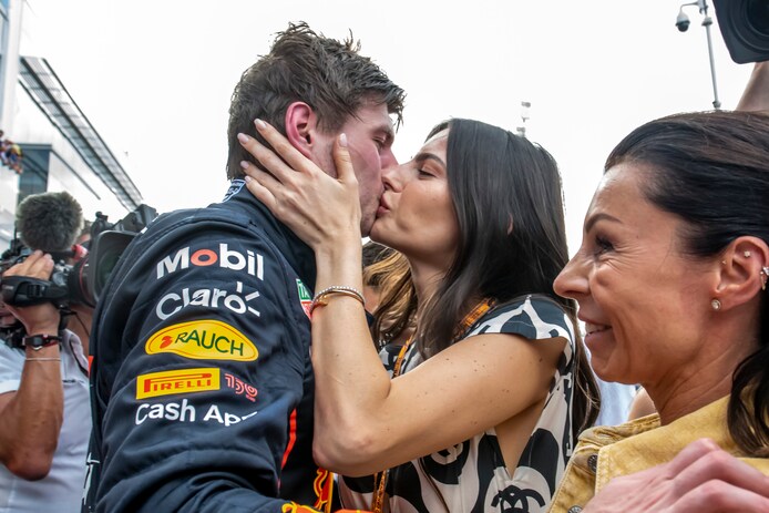 Max Verstappen en Kelly Piquet verwelkomen eerste kindje samen: ‘Ons grootste cadeau’ | Show | AD.nl