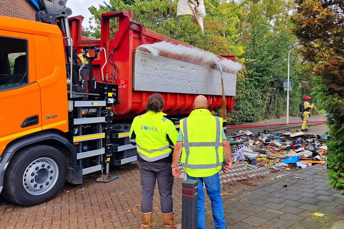Vuilniswagen dumpt inhoud op Oostzijde in Zaandam nadat rook uit container komt | 112 nieuws ...