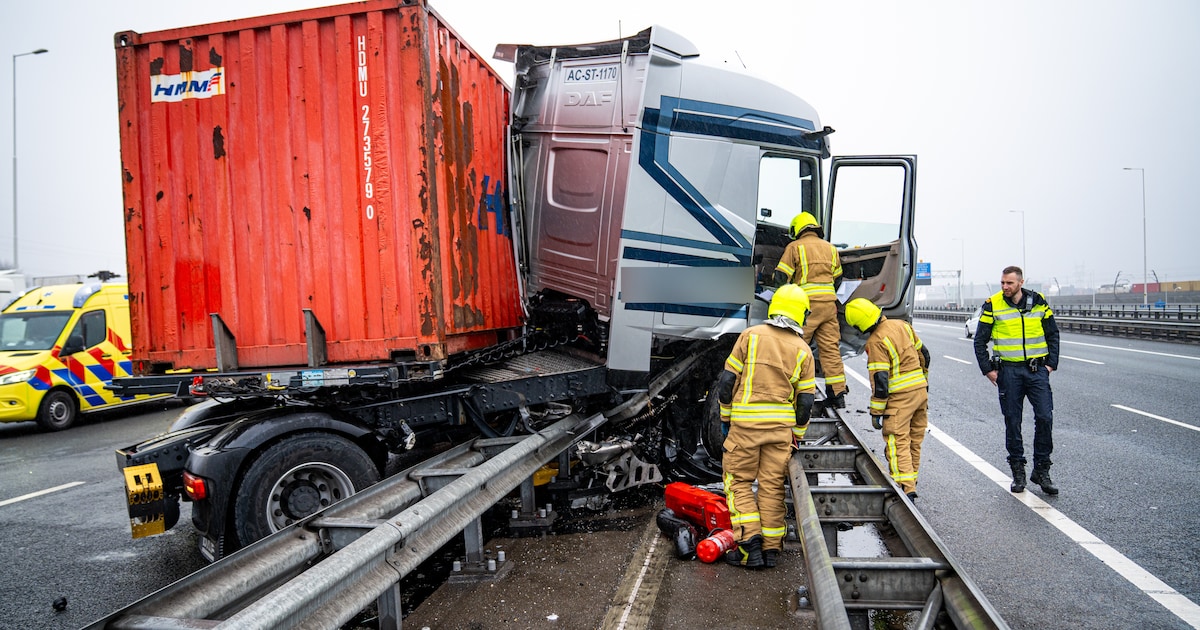 Vrachtwagen geschaard op A15 in Rotterdam, weg richting Ridderkerk ...