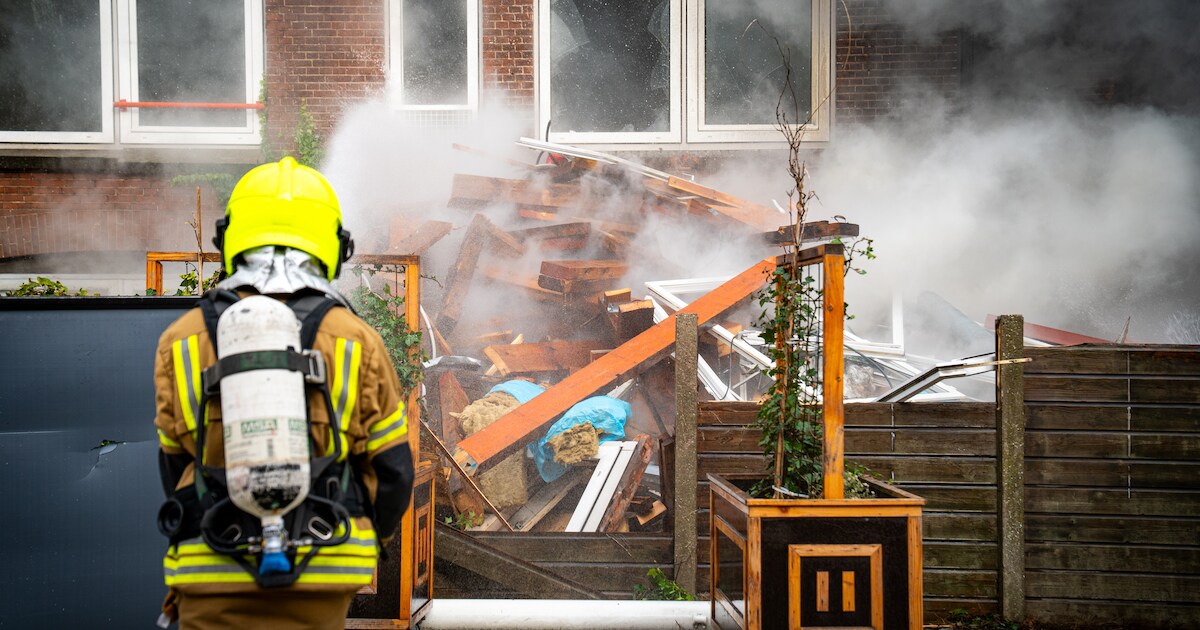 Afval in brand gevlogen bij werkzaamheden aan slooppand in Rotterdam ...