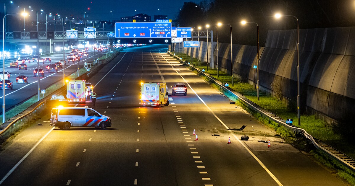 Gewonde en veel schade bij eenzijdig ongeval op de A15 bij Ridderkerk ...