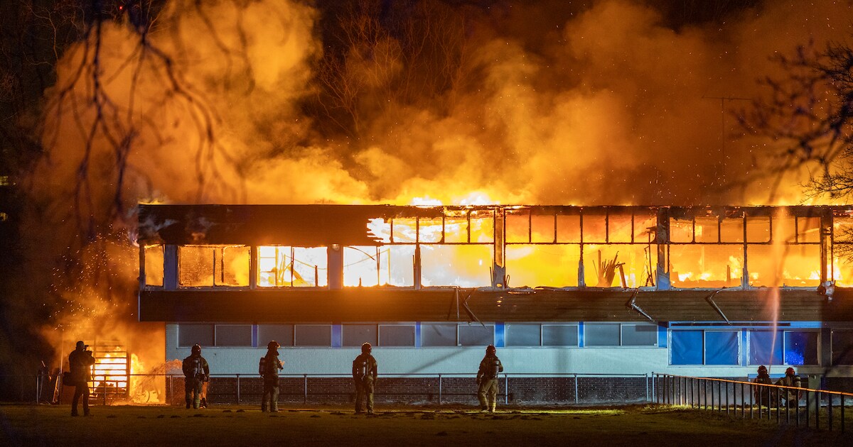 Grote brand in oude clubhuis voetbalvereniging DWS Amsterdam ...