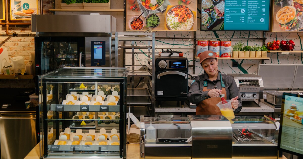 Shell opent voor het eerst een café langs de snelweg: barista’s ...