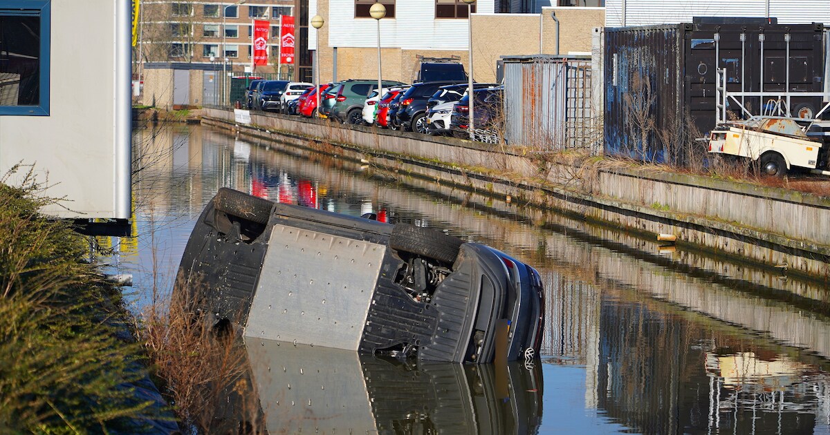 Voertuig raakt te water bij carwash in Leiderdorp, omstanders springen ...