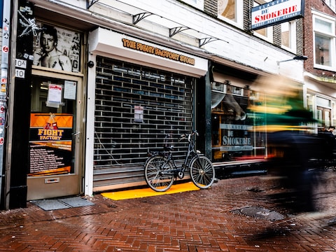 Pa (55) verkoopt wapens in winkel, maar grootste verrassing wacht thuis ...