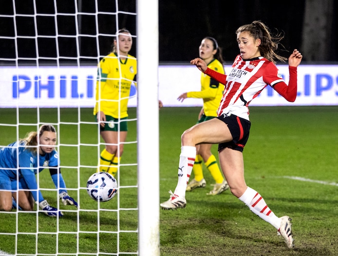 Smits met twee intikkers weer belangrijk voor PSV: ‘Dit seizoen staan we er echt heel goed op ...