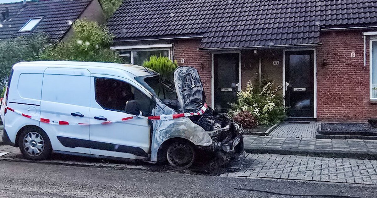 Bestelbus uitgebrand in Borne, politie doet sporenonderzoek | Borne | AD.nl