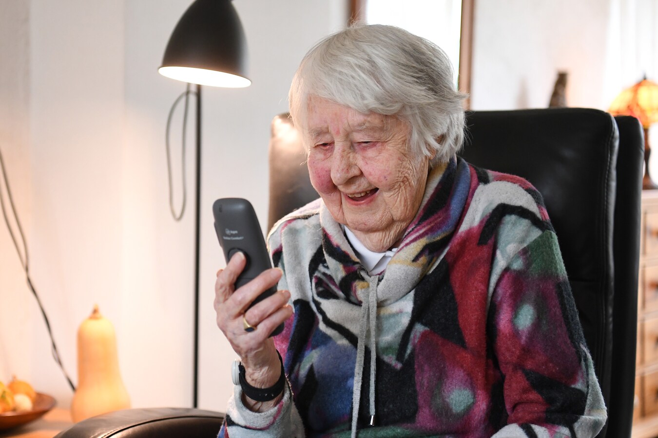 Sinds corona belt Tiny (96) uit Oosterhout elke avond met haar broer ...