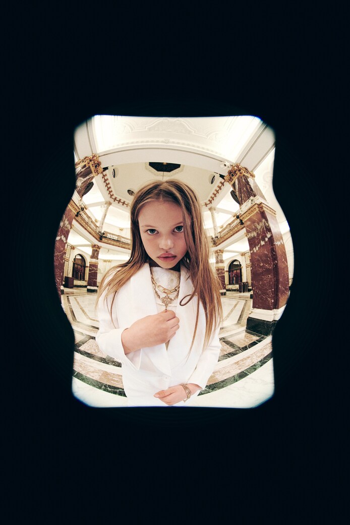 Joeke (8) als een van de jongste modellen ooit in modetijdschrift Vogue ...