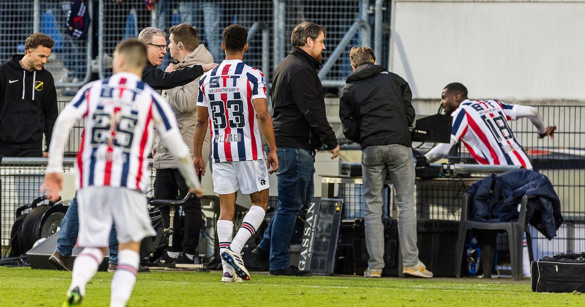 Spelers en staf van Willem II en NAC Breda na beladen derby met elkaar ...