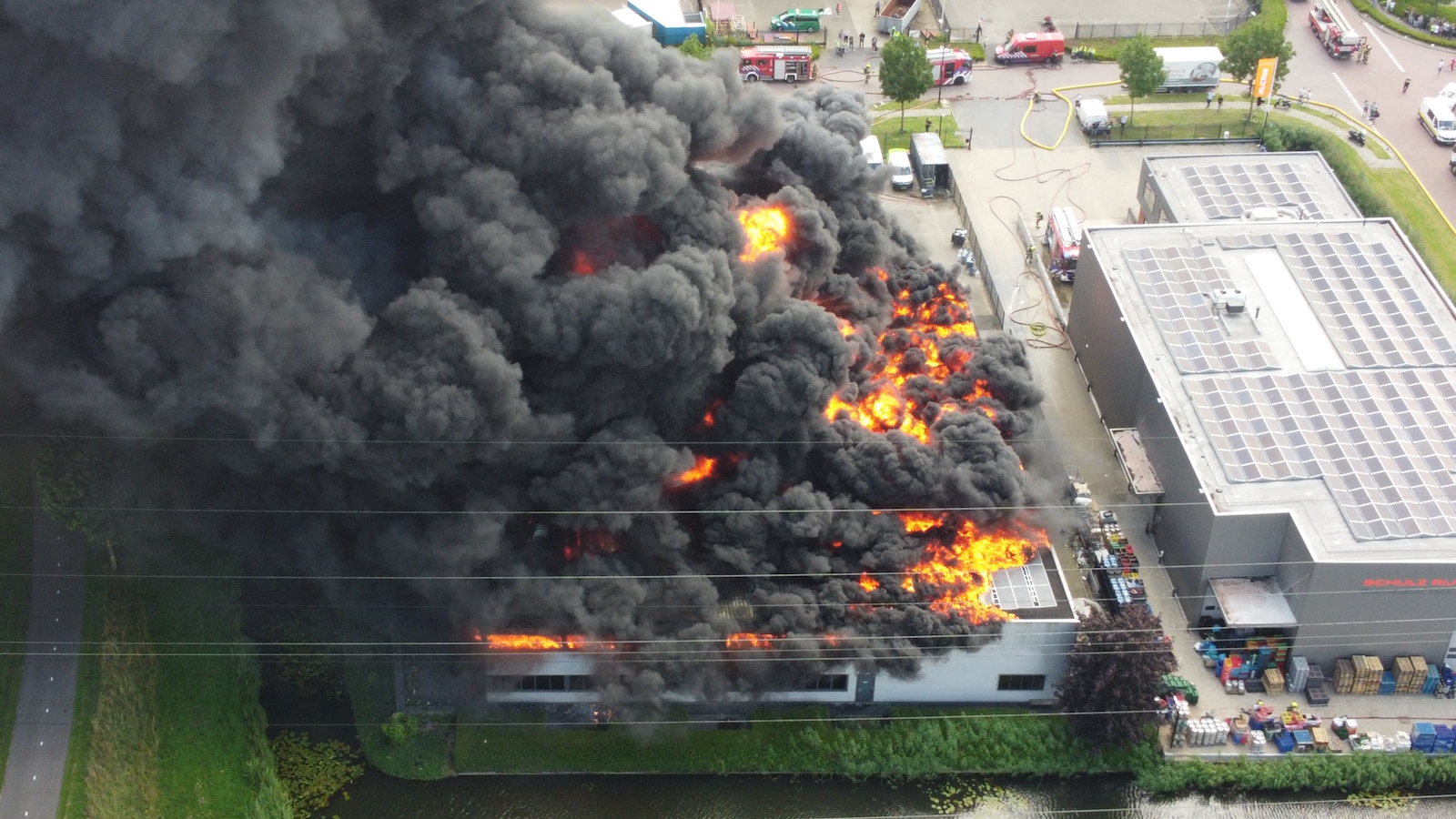 A15 bij Alblasserdam weer open na rook door zeer grote brand bij ...
