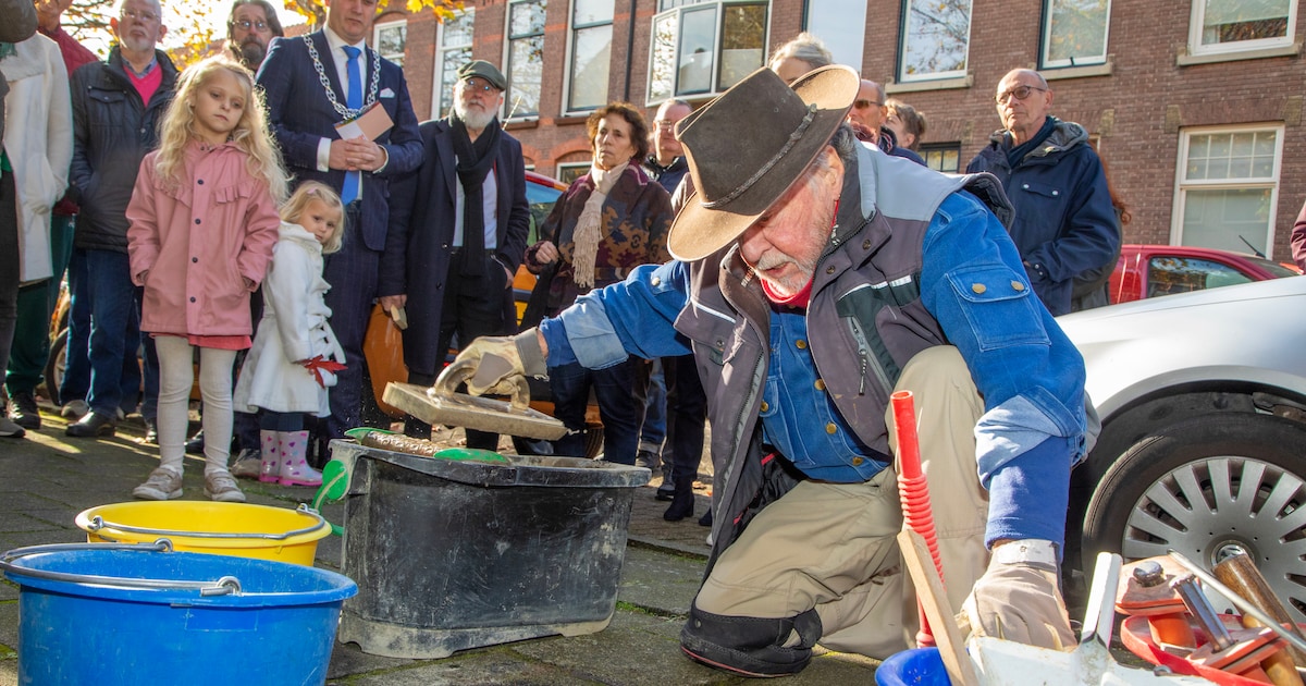 Erepenning voor Gunter Demnig (75) die liefst zelf zijn gedenkstenen plaatst: ‘Groot geschenk ...