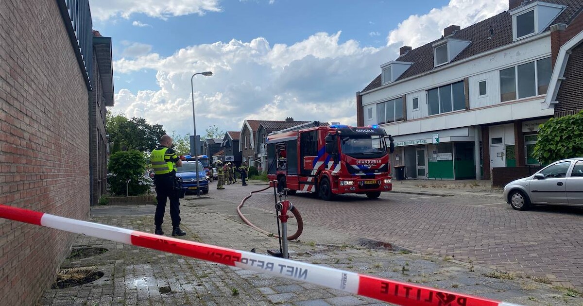 Pallets op dak van voormalig pand van Voedselbank in Hengelo vatten ...