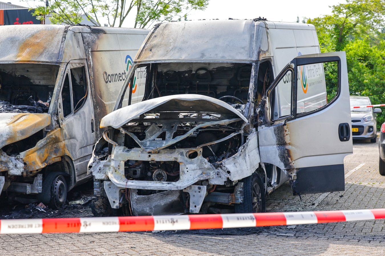 Elf voertuigen beschadigd bij brand op parkeerplaats in Rotterdam ...