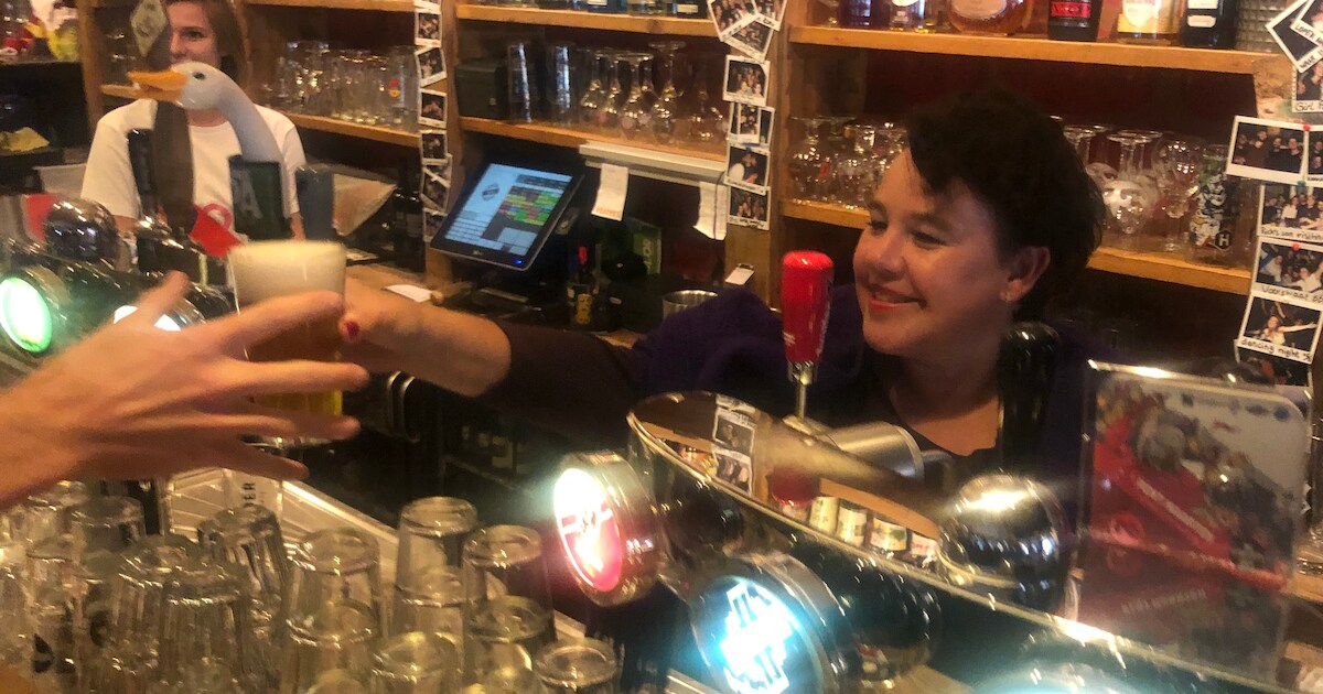 Geen feestje zonder eigen biertje... en Sharon Dijksma weet ze zeer ...
