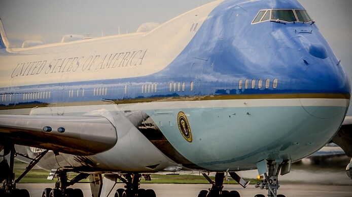 Trump vliegt in enorm geavanceerde Boeing naar Nederland, en neemt ook ...