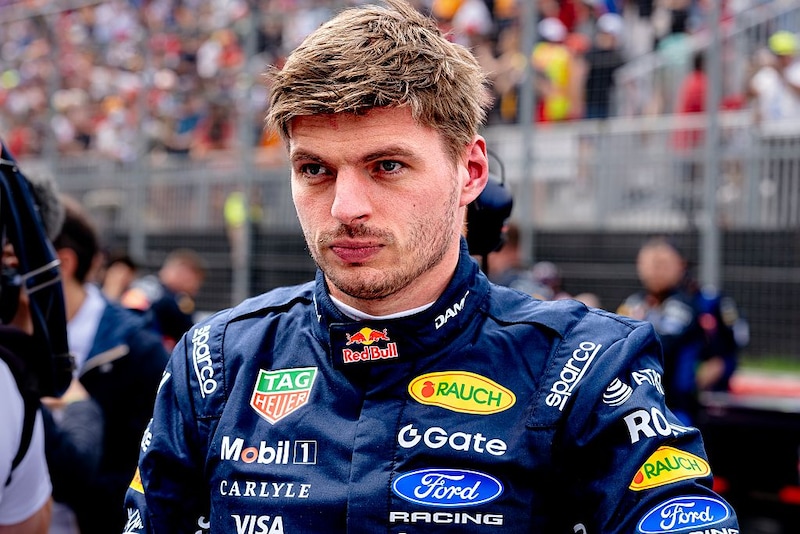 Max Verstappen wijst na teleurstellende kwalificatie met vinger naar ...