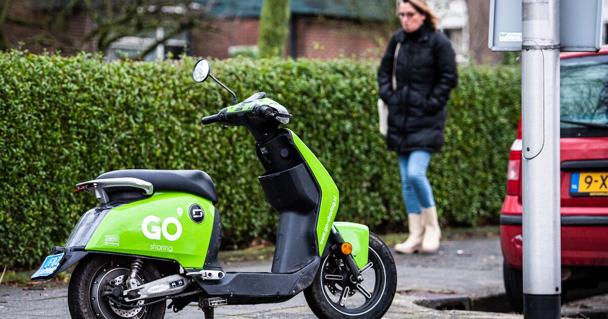Deelscooters Go Sharing verdwijnen uit Alphens straatbeeld: ‘We zien ...