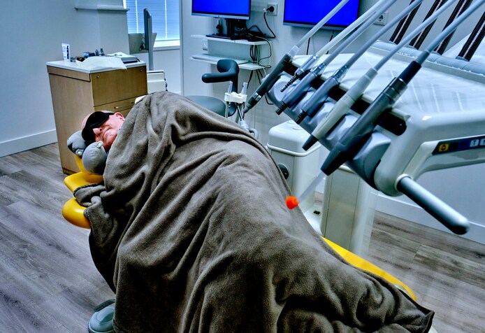 Drukke dag of niet, deze tandarts doet elke dag een dutje in de ...