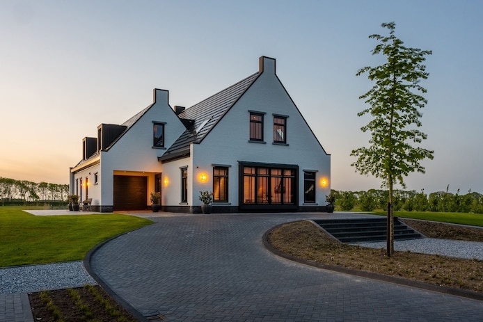 Voor bijna 3 miljoen euro is deze neo-klassieke villa van jou: ‘Er is zeker wel wat interesse ...