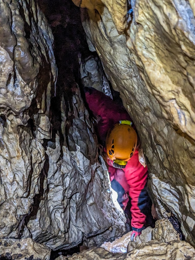 Complexe reddingsoperatie voor Italiaanse speleoloog die op 120 meter ...